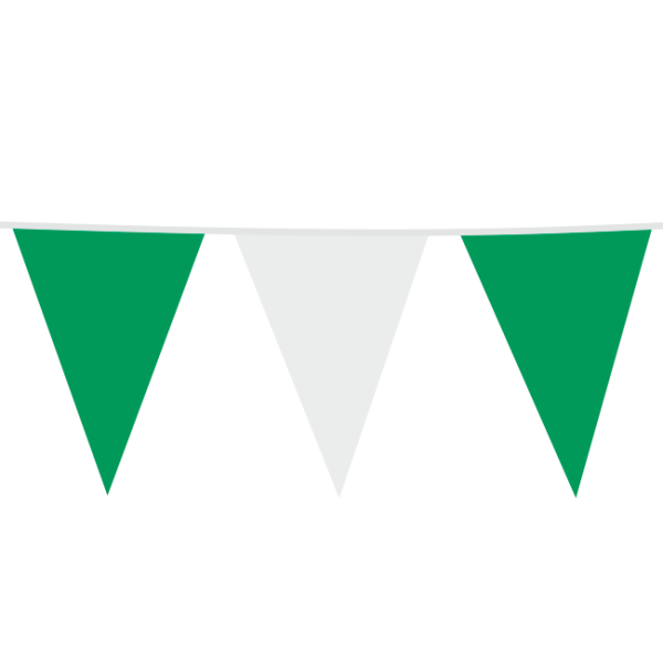 Vlaggenlijn vol grote groen en witte vlaggen bestel je bij Vlaggenclub!